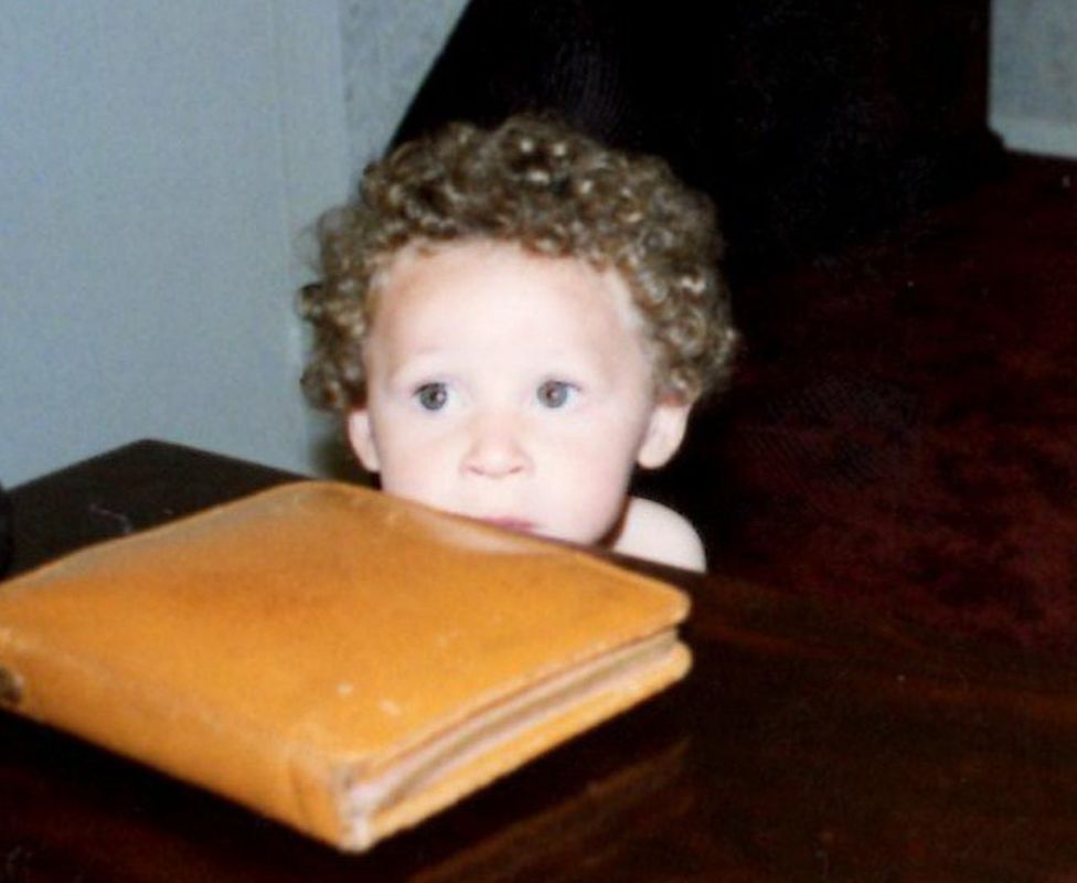 Connor Allen: Ail gyfle a dod yn fardd plant Cymru - BBC Cymru Fyw