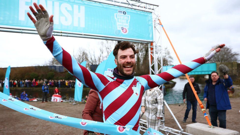Comic Relief: Jordan North completes epic rowing challenge - BBC Newsround