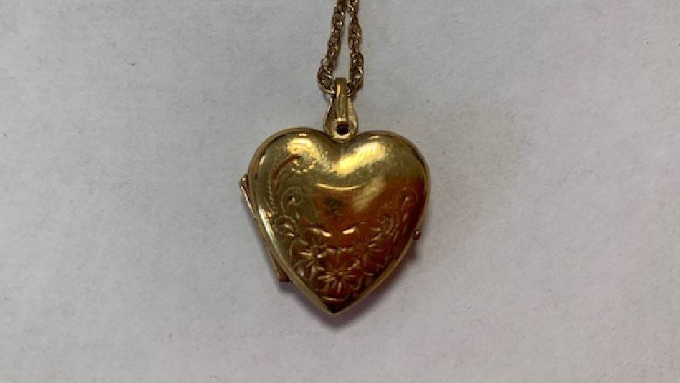 Locket photo 'key to Peterborough thefts' - BBC News