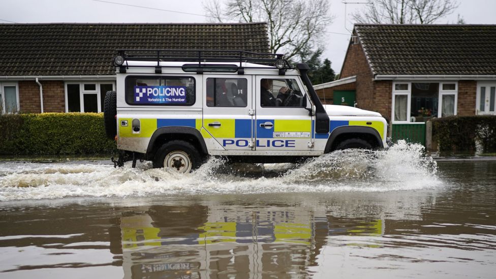 England floods: Major disruption on trains as rain persists - BBC News