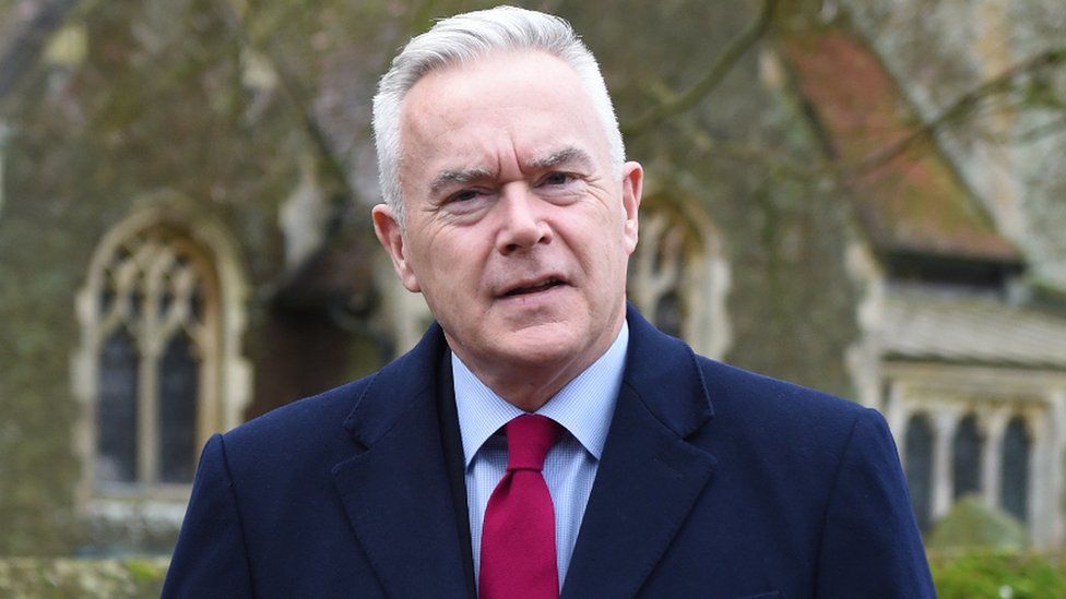 Huw Edwards: Amddiffyn amser gymerodd y BBC i ymateb - BBC Cymru Fyw