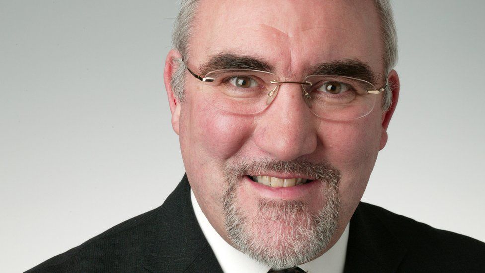 Ian Stewart to step down as Salford mayor in 2016 - BBC News