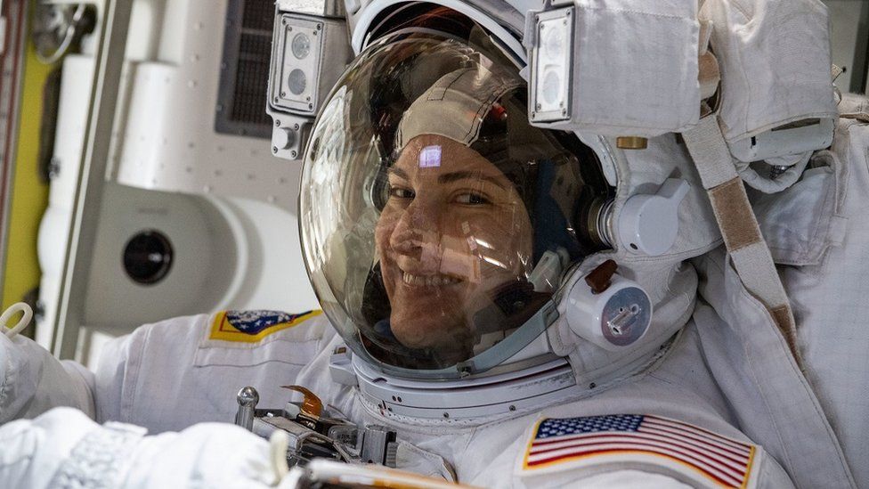 Curiosity: Nasa rover finds rare crystals on Mars - BBC Newsround