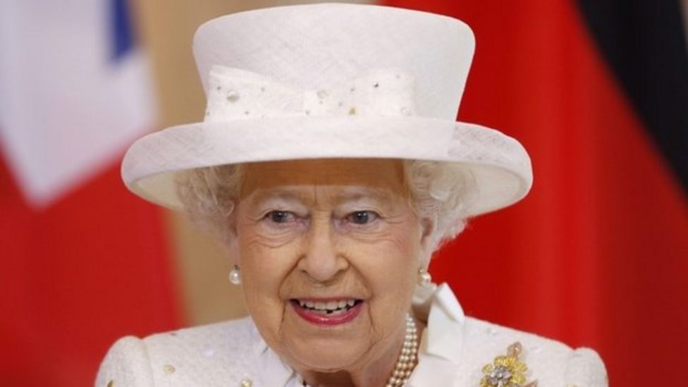 Queen visits Germany's Bergen-Belsen concentration camp site - BBC News