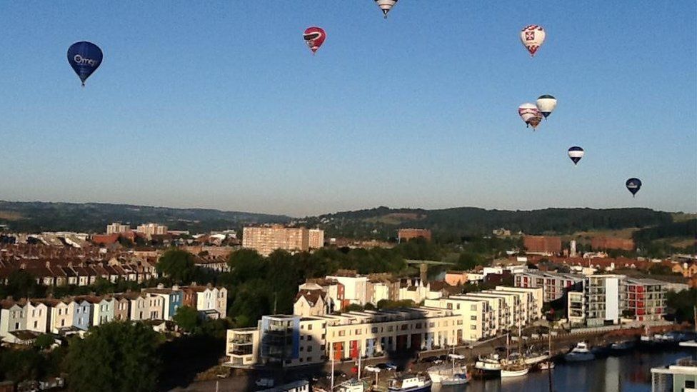 Hot-air balloons take to Bristol skies ahead of fiesta - BBC News