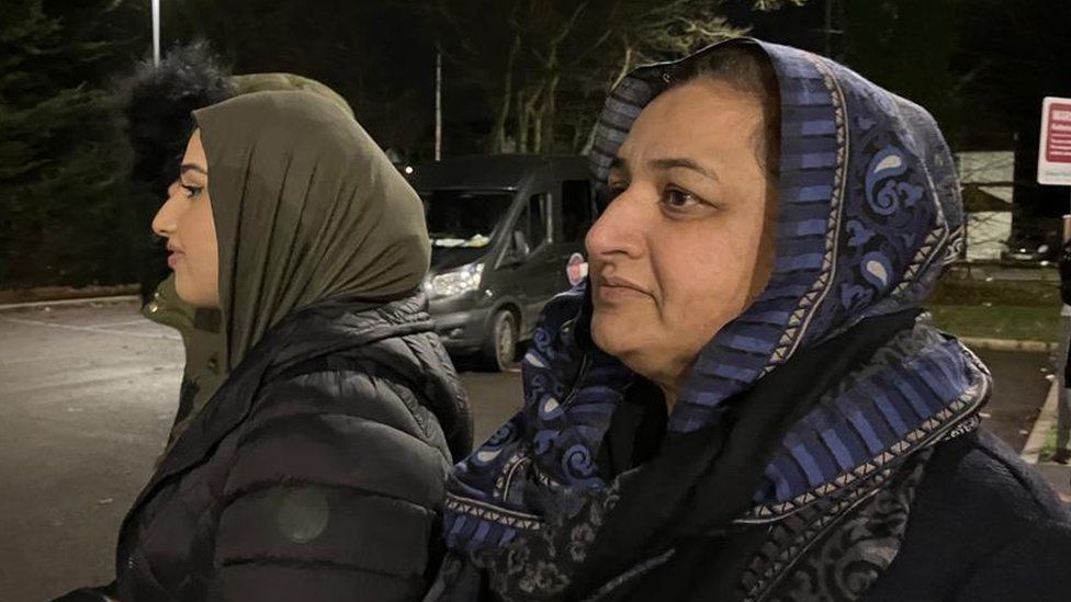 Slough: Vigil held at anti-violent crime Knife Angel sculpture - BBC News