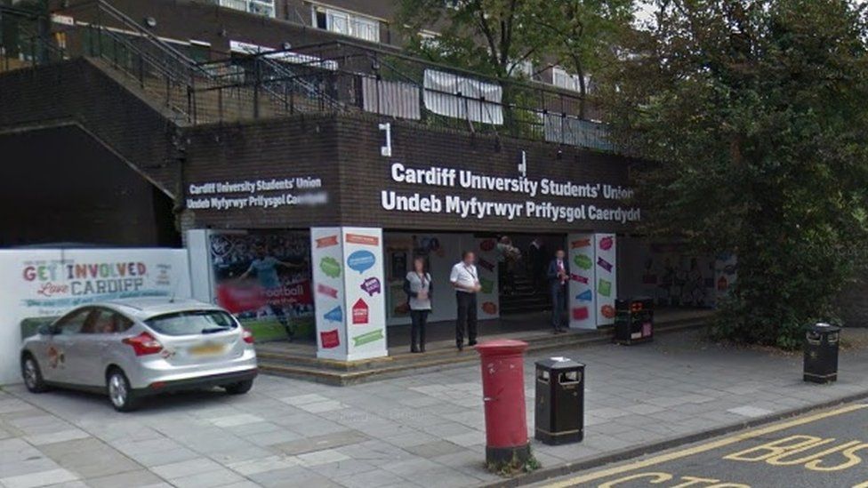 Students breathalysed at Cardiff University union bar - BBC News