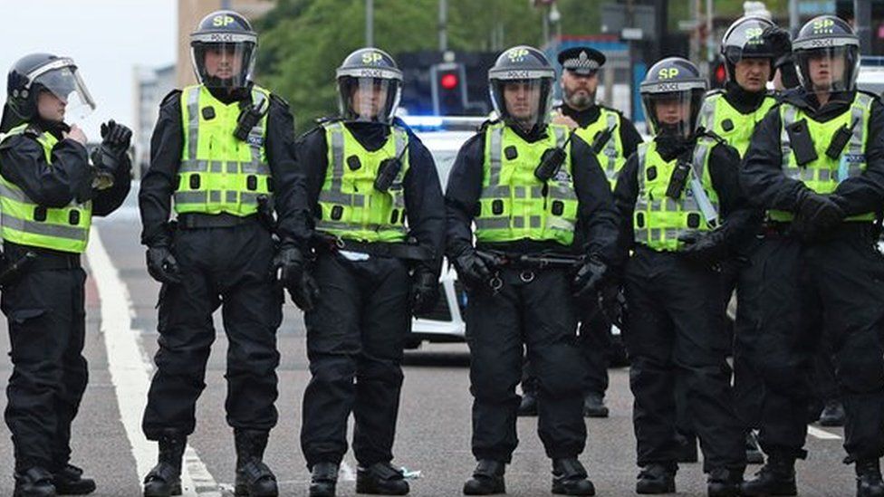 Police Scotland staff accept 5% pay rise offer - BBC News