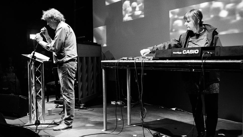 Cofio David R Edwards, Datblygu, 'prifardd y sîn tanddaearol' - BBC ...