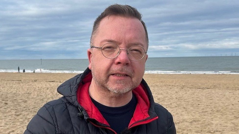 Anhwylderau bwyta: 'Mae 'na help ar gael' - BBC Cymru Fyw
