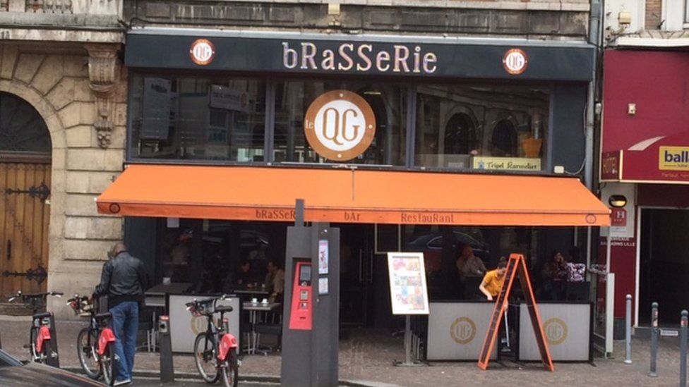 Euro 2016: Wales fans try the French Welsh rarebit in Lille - BBC News
