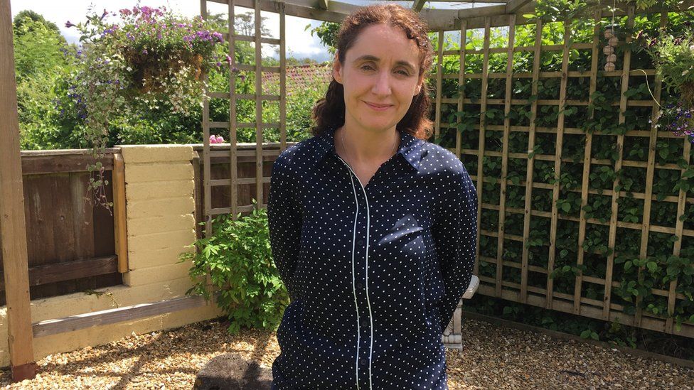 'Roedd peidio gweld y mab am 15 wythnos yn ofnadwy' - BBC Cymru Fyw