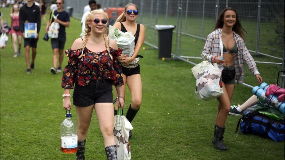 In pictures: Reading Festival welcomes first arrivals - BBC News