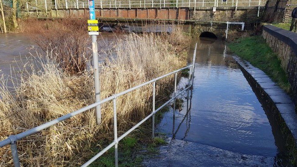 Storm Ciara: River Irwell bursts banks at Ramsbottom - BBC News