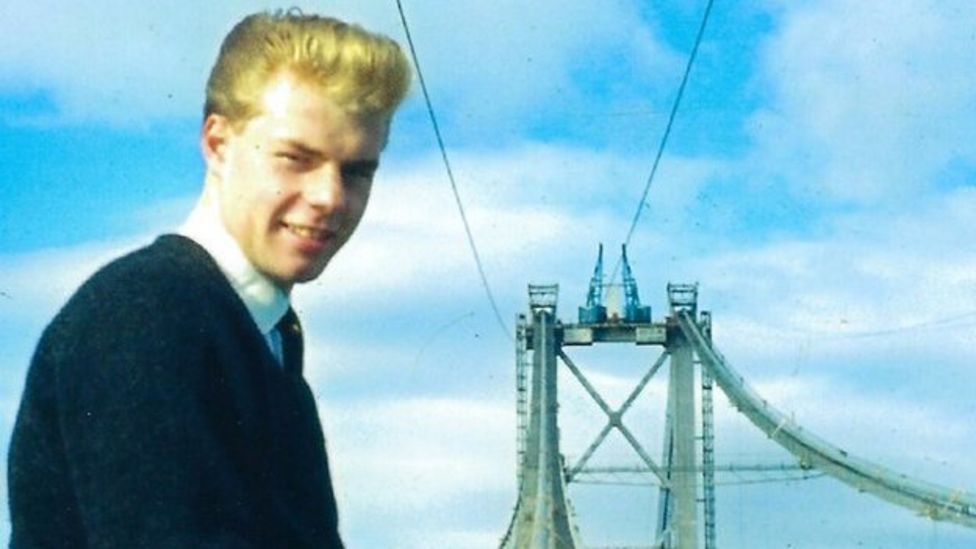 Queen opens new Queensferry Crossing - BBC News