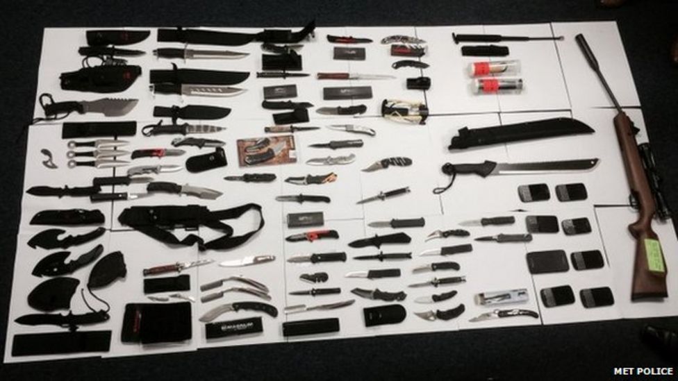 Weapons cache with 62 knives found in London car boot - BBC News