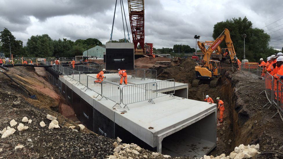 Oxford to Didcot Parkway rail tracks raised to reduce flooding - BBC News
