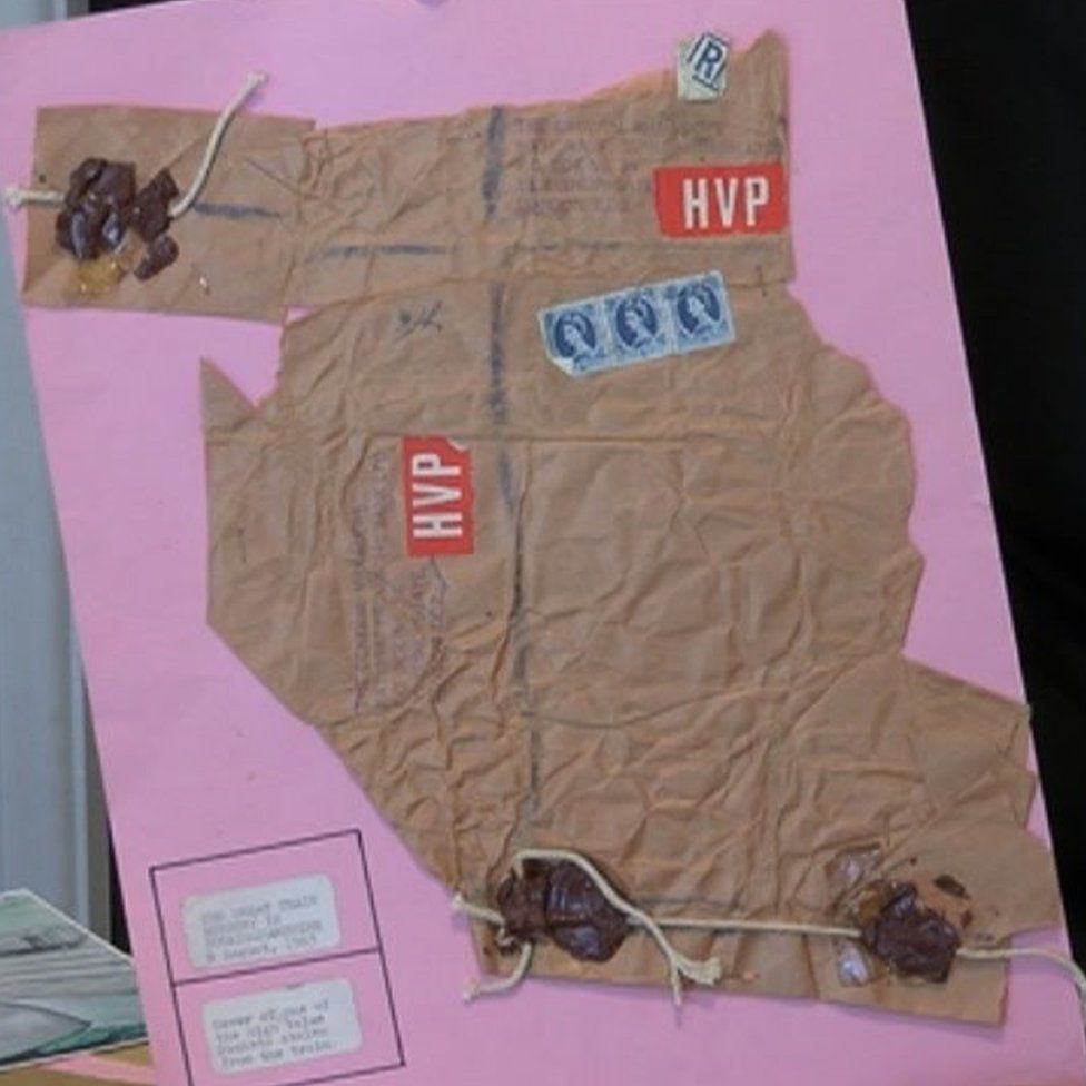 Great Train Robbery items on display at care home - BBC News