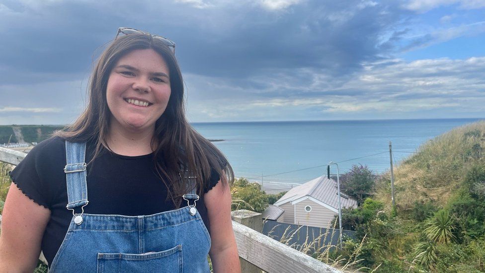 Nefyn: Pryder symud llwybr 'pwysig' dros berygl tirlithriad - BBC Cymru Fyw