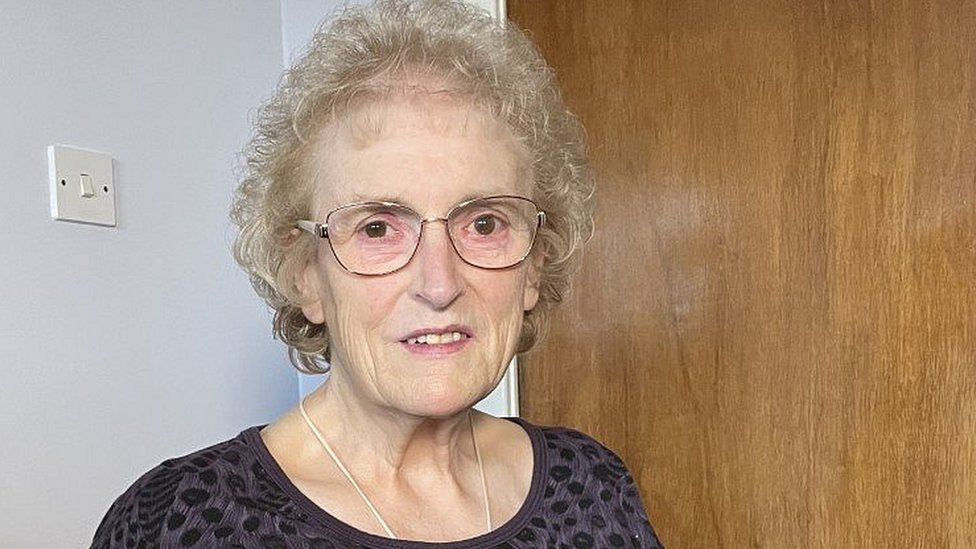 Rhestrau aros: Llawer mwy yn prynu yswiriant iechyd - BBC Cymru Fyw