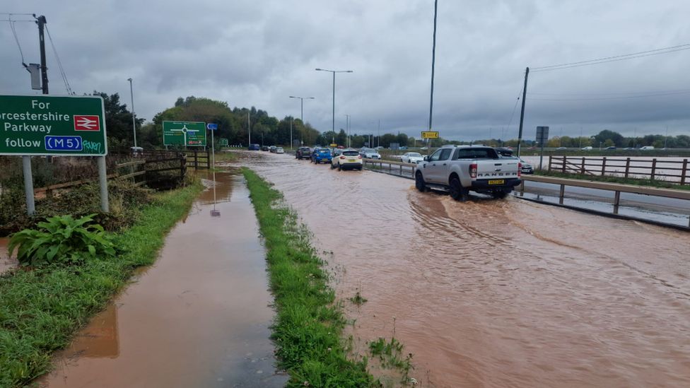 Bewdley man 'fuming' over failure to erect town's flood defences - BBC News