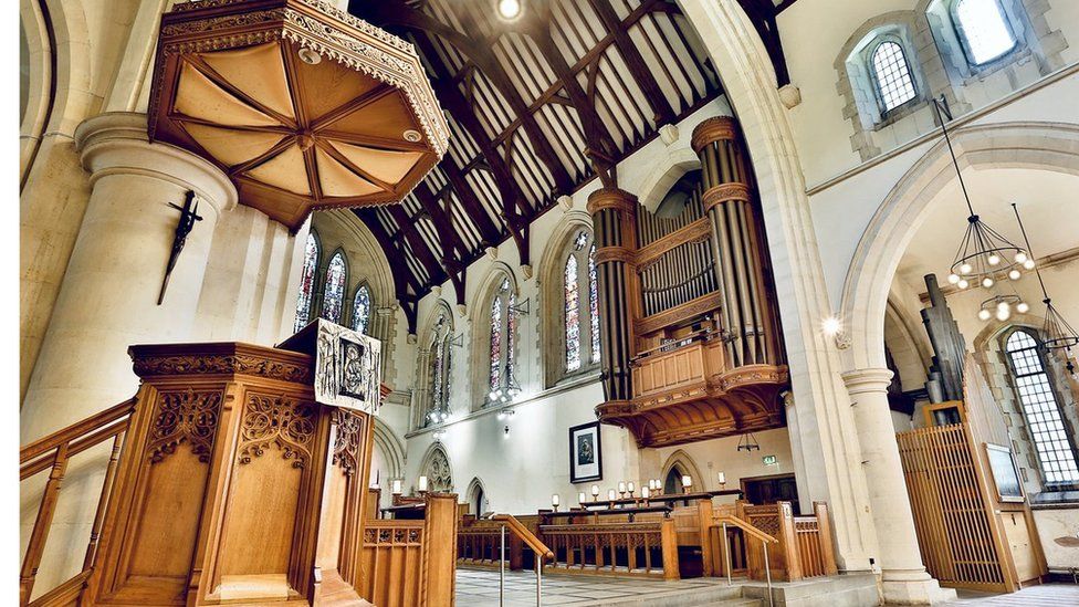 Ethol degfed Esgob Abertawe ac Aberhonddu - BBC Cymru Fyw