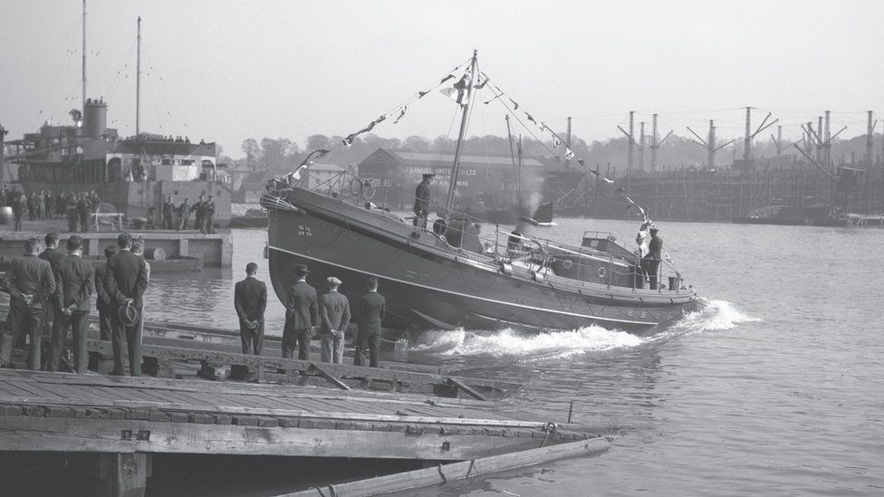 Historic lifeboat images go on show at Poole Museum - BBC News