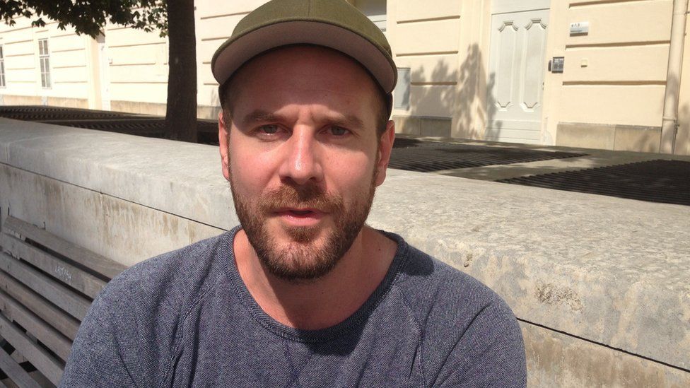 Migrant crisis: Austria chart success for minute of silence - BBC News