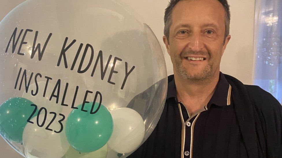 Wife says donating kidney to husband is 'the greatest gift' - BBC News