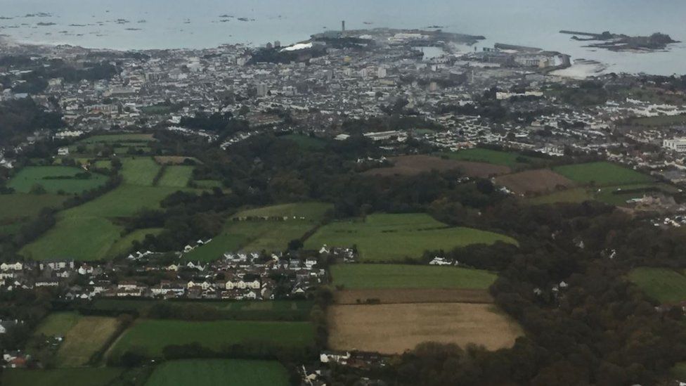 Covid-19: Jersey cases drop to 440 - BBC News