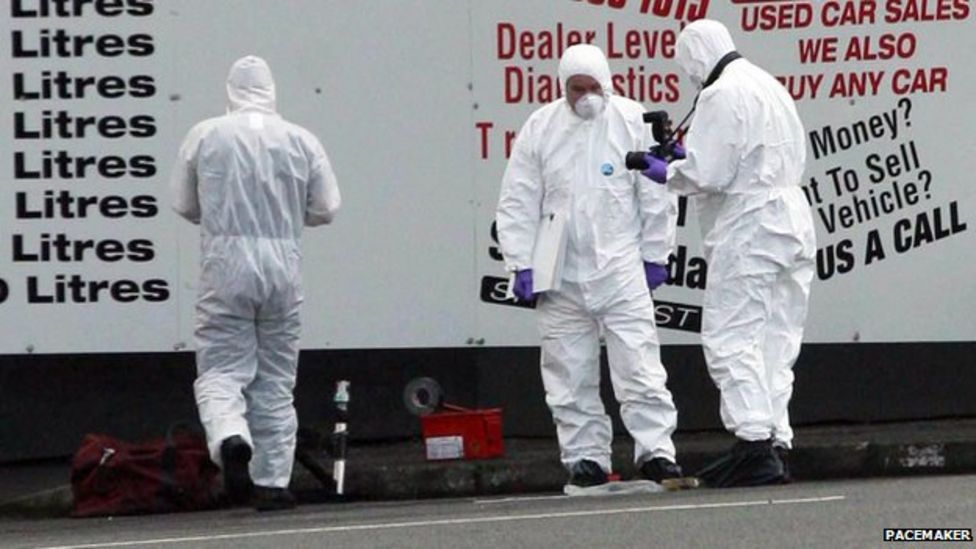 North Belfast: Pipe bomb found in security alert - BBC News