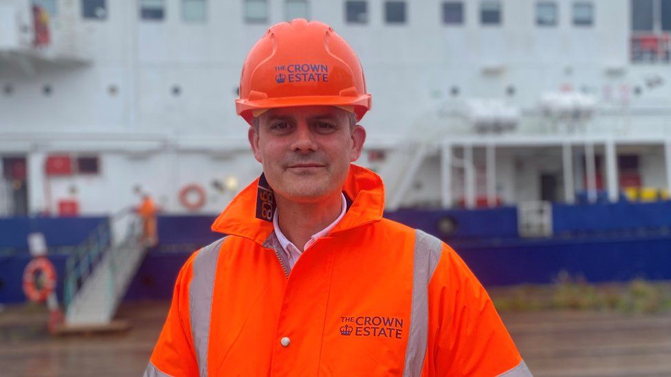 Arolwg môr i ddatblygu fferm wynt arnofiol ger Abertawe - BBC Cymru Fyw