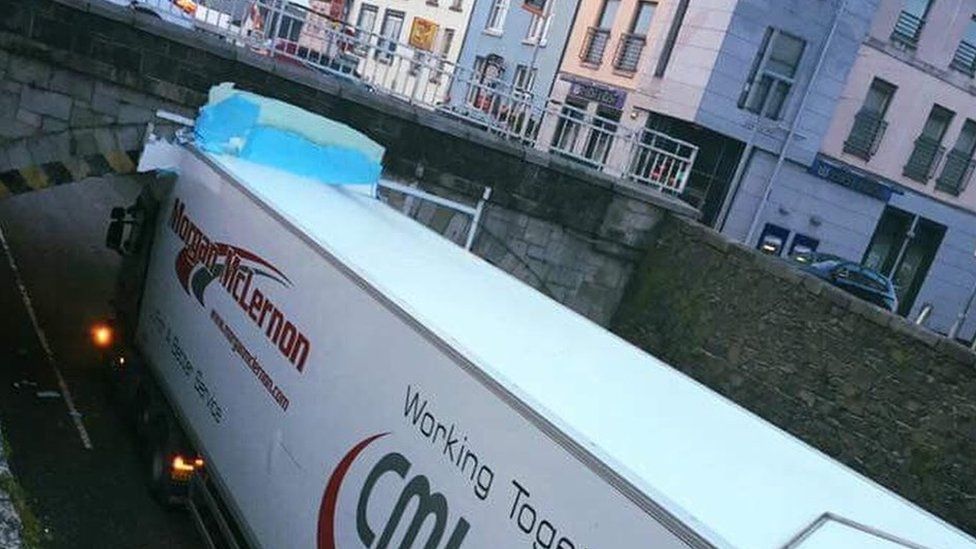 Banbridge: Lorry's roof sheared off by low bridge - BBC News