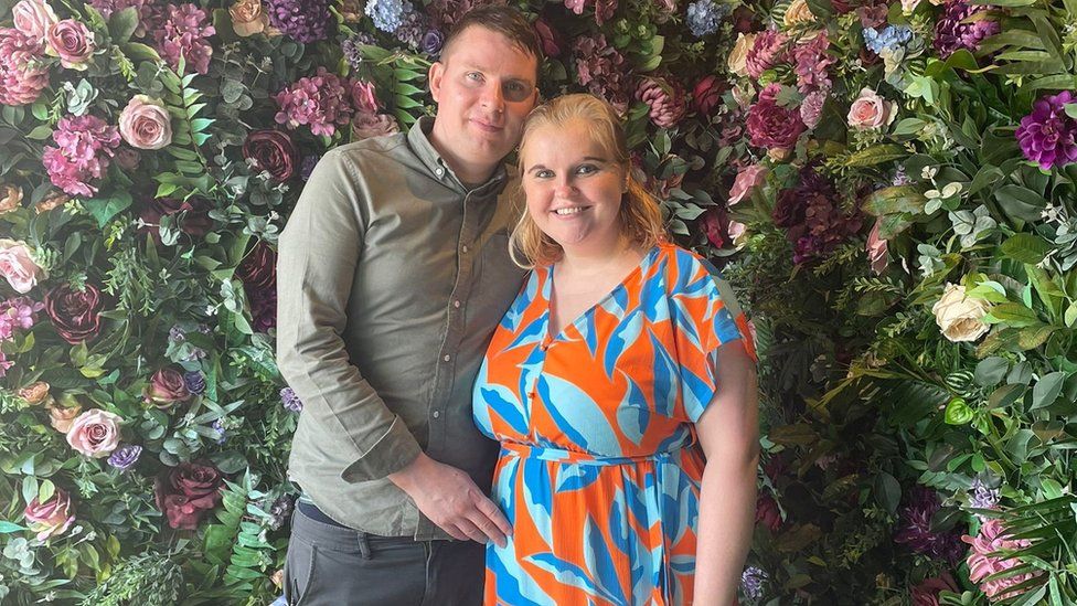 'Ges i wybod bod angen colli pwysau er mwyn beichiogi' - BBC Cymru Fyw