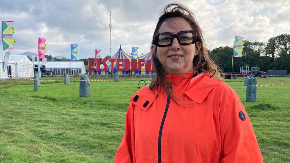 Maes yr Eisteddfod 'yn anhygoel' er disgwyl gwynt a glaw - BBC Cymru Fyw