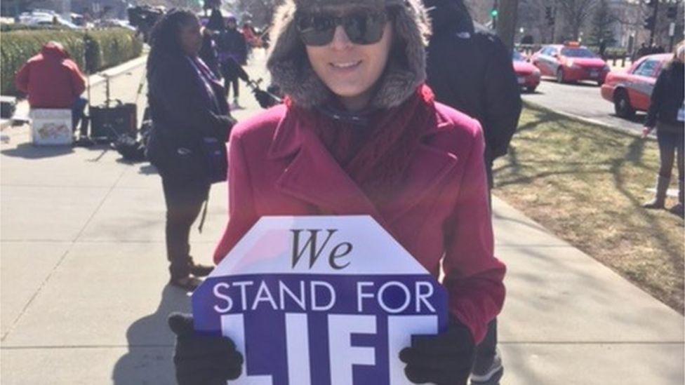 Young US women for and against abortion - BBC News