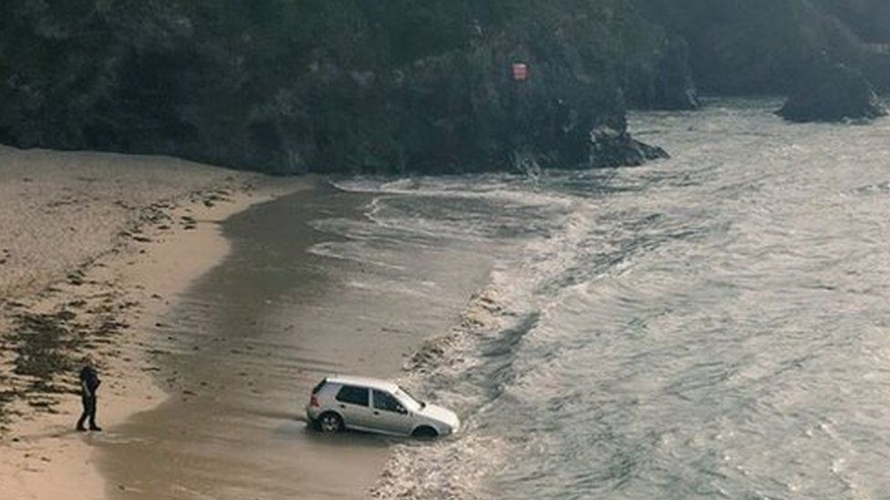 Parked 4x4 gets stuck on beach in Newquay - BBC News