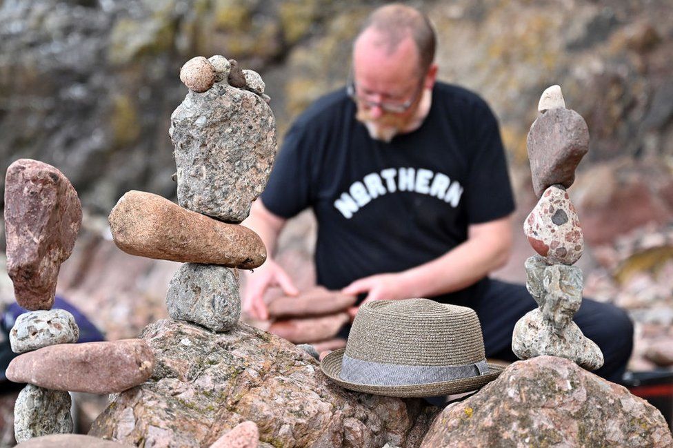 Stone stackers pile up in Dunbar for European championships - BBC News