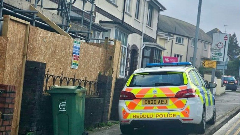 Chloe Bidwell: Heddlu yn ymchwilio ar ôl marwolaeth saer ifanc - BBC ...