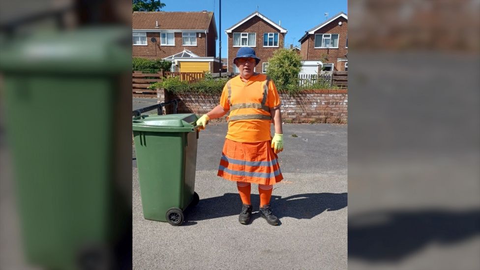 York binman dons hi-vis kilt in protest at ban on shorts - BBC News