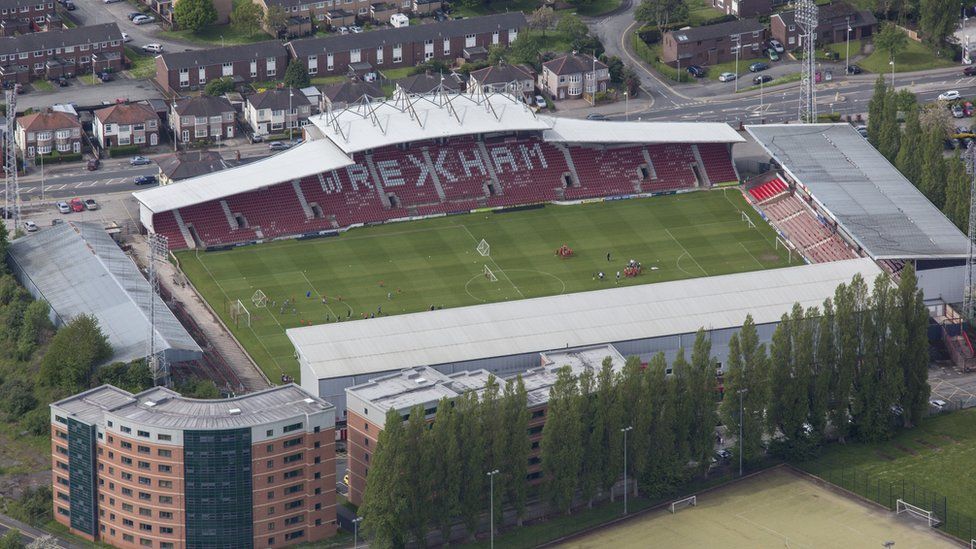 Clwb Pêl-droed Wrecsam i brynu tir stadiwm y Cae Ras - BBC Cymru Fyw