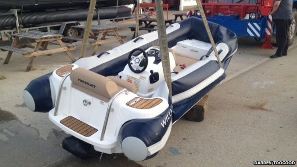 Ryan McKinlay named as Osborne Bay boat crash victim - BBC News