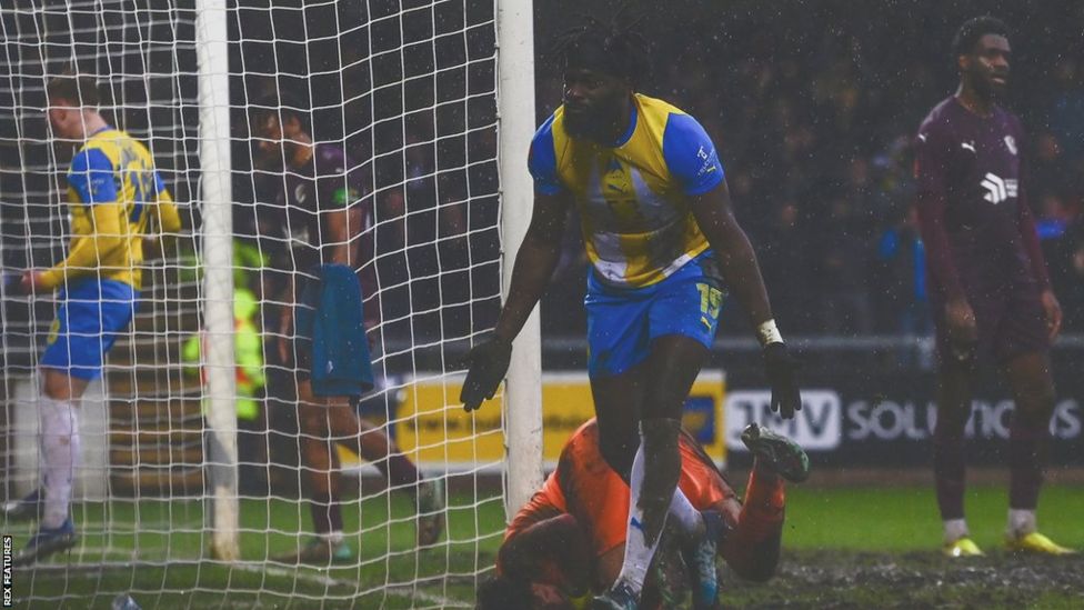 Torquay United make Aaron Downes proud after 4-1 Dartford win - BBC Sport