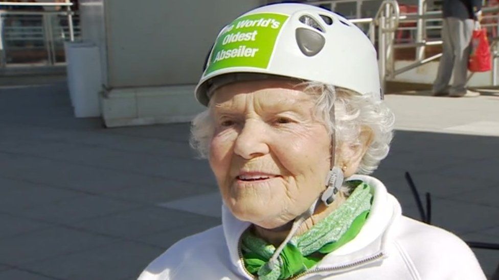 World's oldest abseiler 'Daring' Doris Long dies aged 104 - BBC News