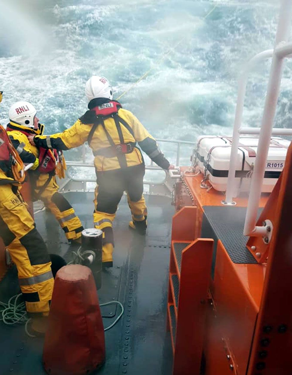 RNLI Lochinver crew faced 20ft swell during boat rescue - BBC News