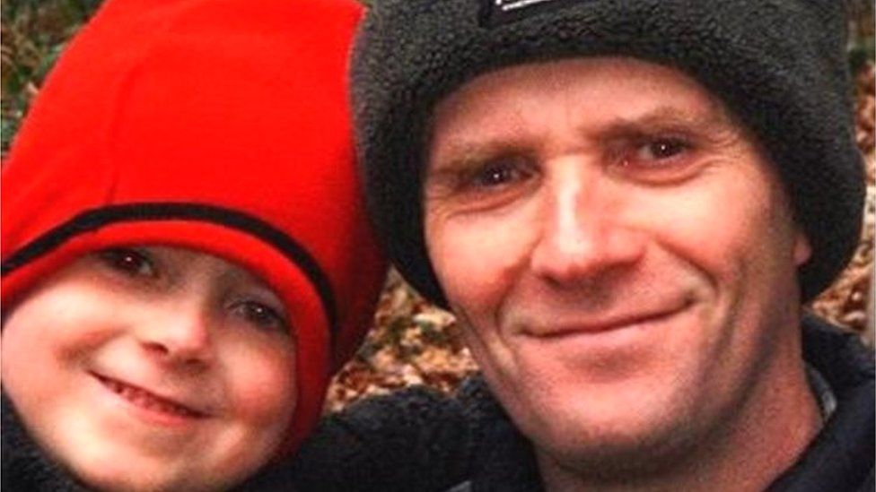 'Aethom yno fel teulu o bedwar, ond nôl yn dri' - BBC Cymru Fyw