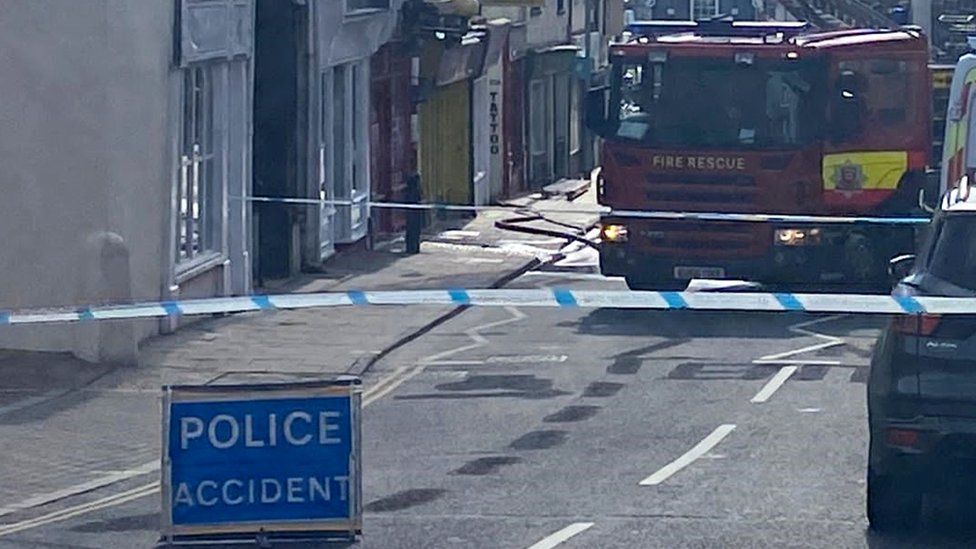 Colchester fire: Crews tackle shop and cafe blaze - BBC News