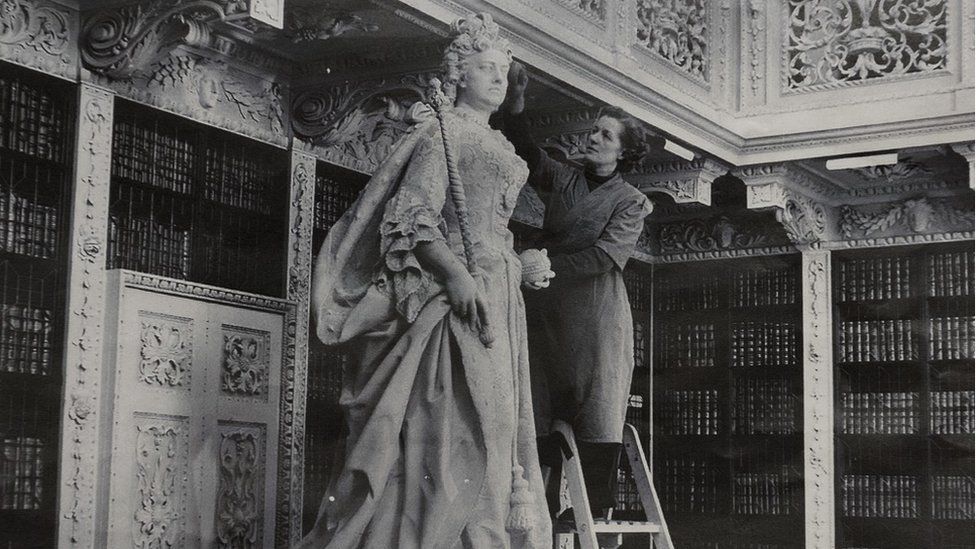 Blenheim Palace 1950 clean-up photos revealed - BBC News