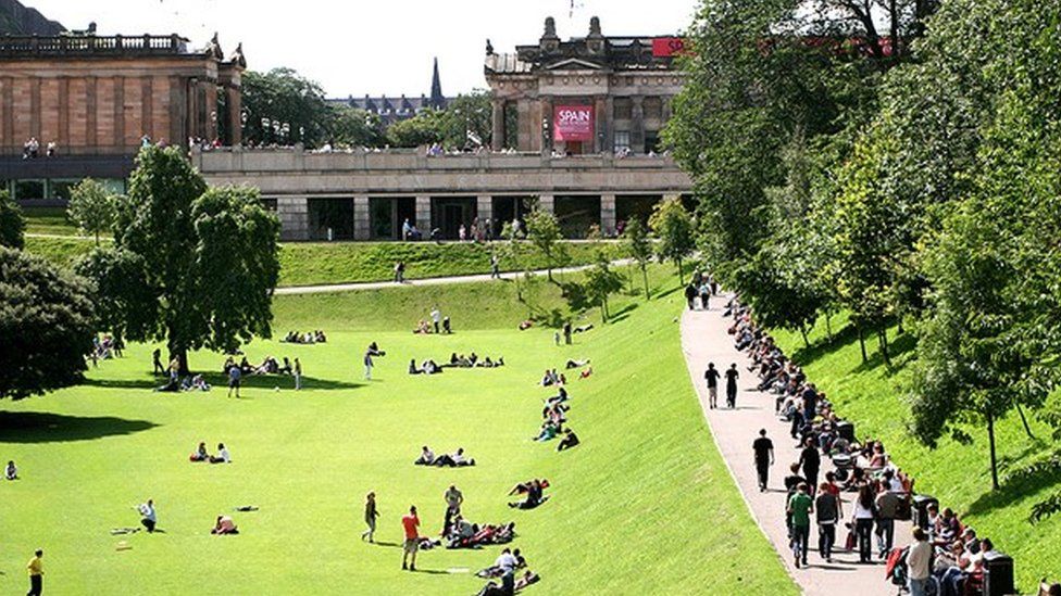 Record number of Scottish parks given green flag status - BBC News