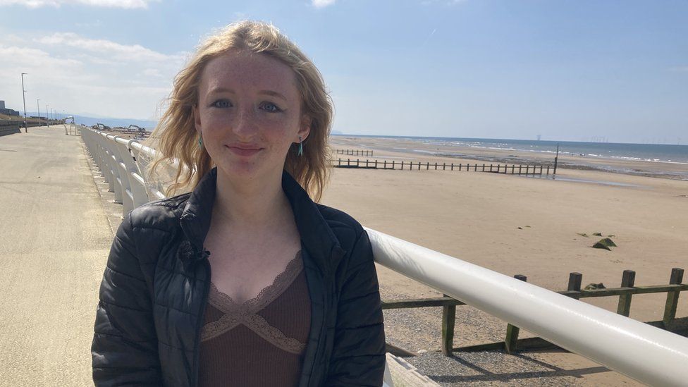 University: Set up societies for student carers, graduate says - BBC News
